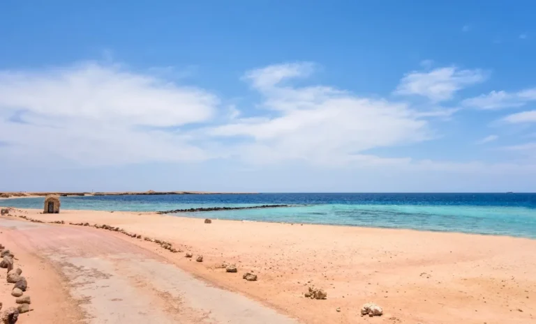 ¿Por qué se llama mar Rojo y cuál es su color?